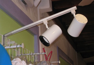 UNIQUE LIGHTING SOLUTIONS FOR RETAIL, TRADE SHOWS AND HOME INTERIORS